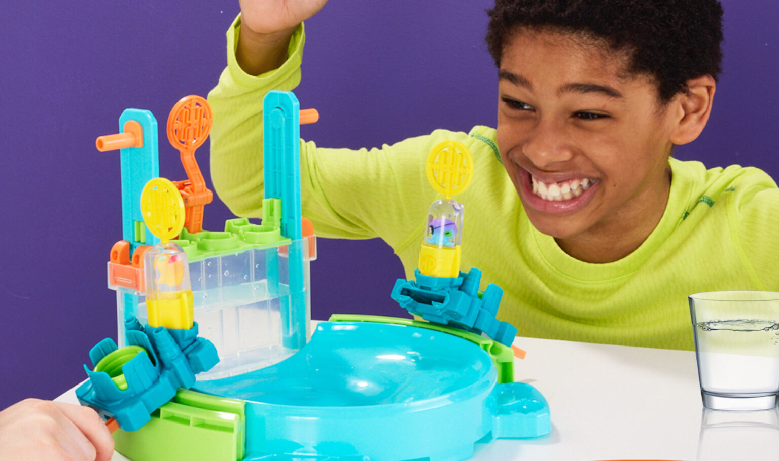 Hasbro debuts Hydro Pods, a new line of water-powered battling toys ...