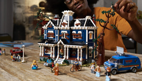 LEGO and Netflix team up for Stranger Things: The Creel House set ...